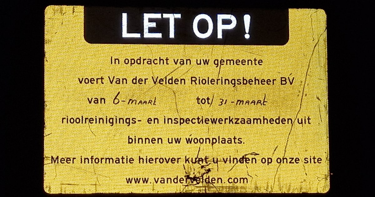 Automobilisten in verwarring door een geel bord met ‘Let op!’ en een ...
