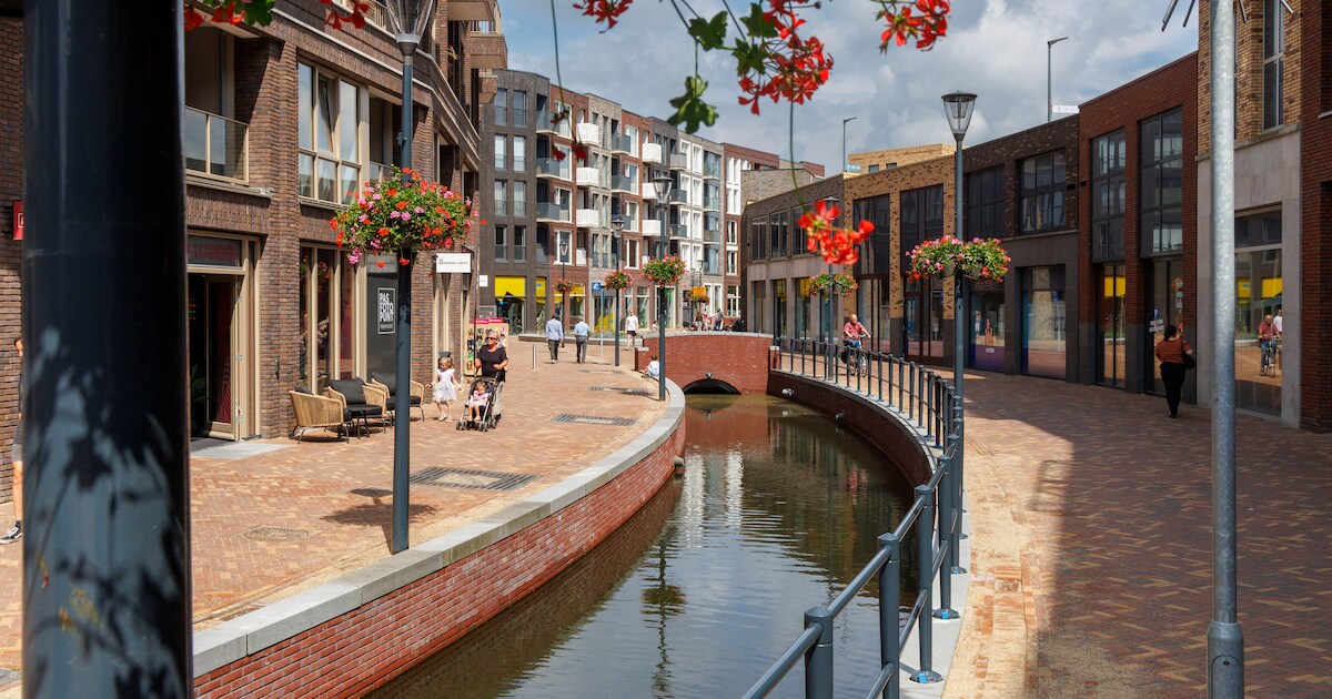 Na tien jaar is de gracht in Veenendaal klaar, maar nu zwemmen er ...