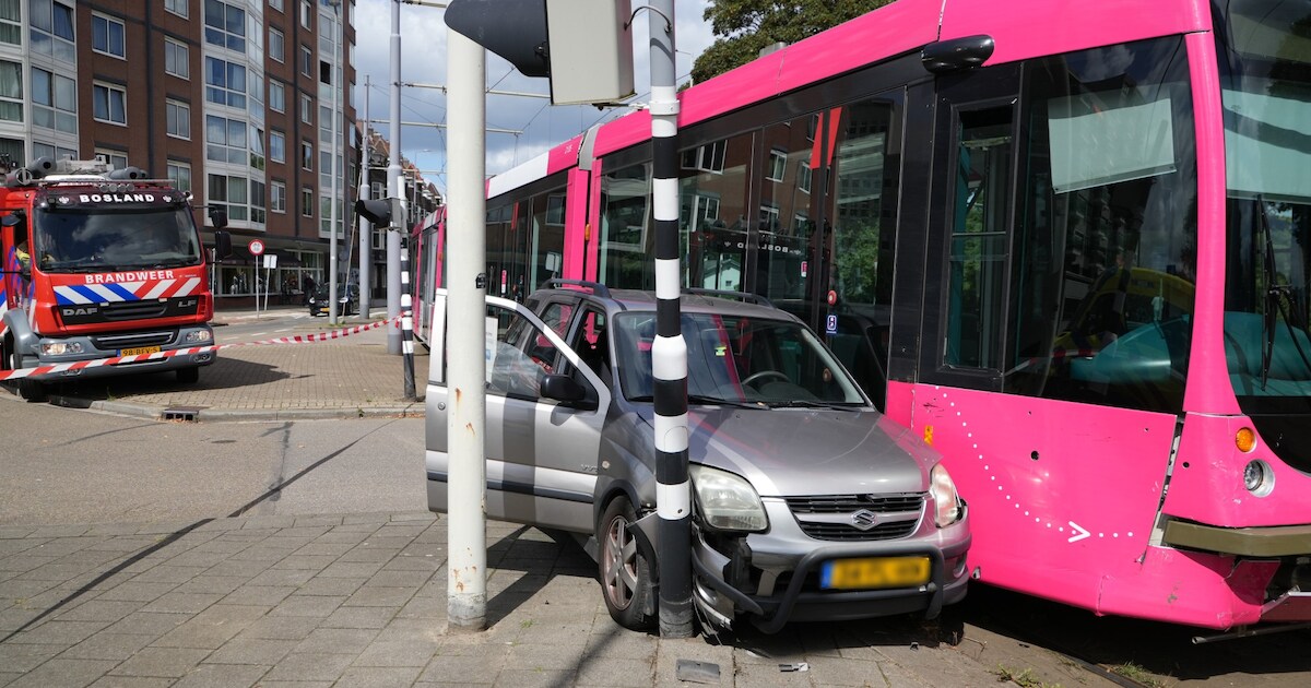 Auto zit klem tussen paal en tram na botsing | 112 nieuws Rotterdam | AD.nl