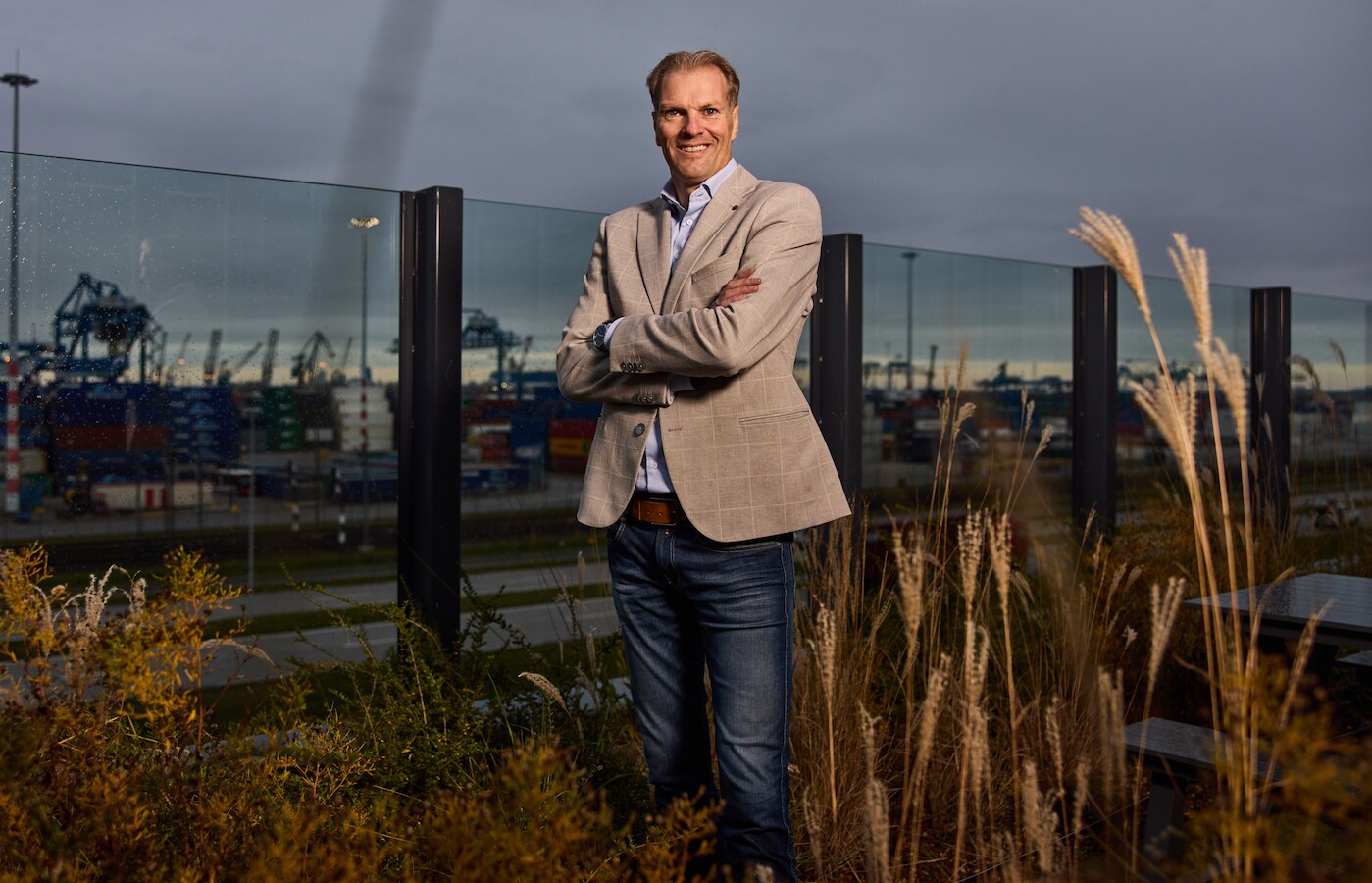 Zijn eerste salaris was een zak patat, nu staat havenman Cuno Vat in de ...