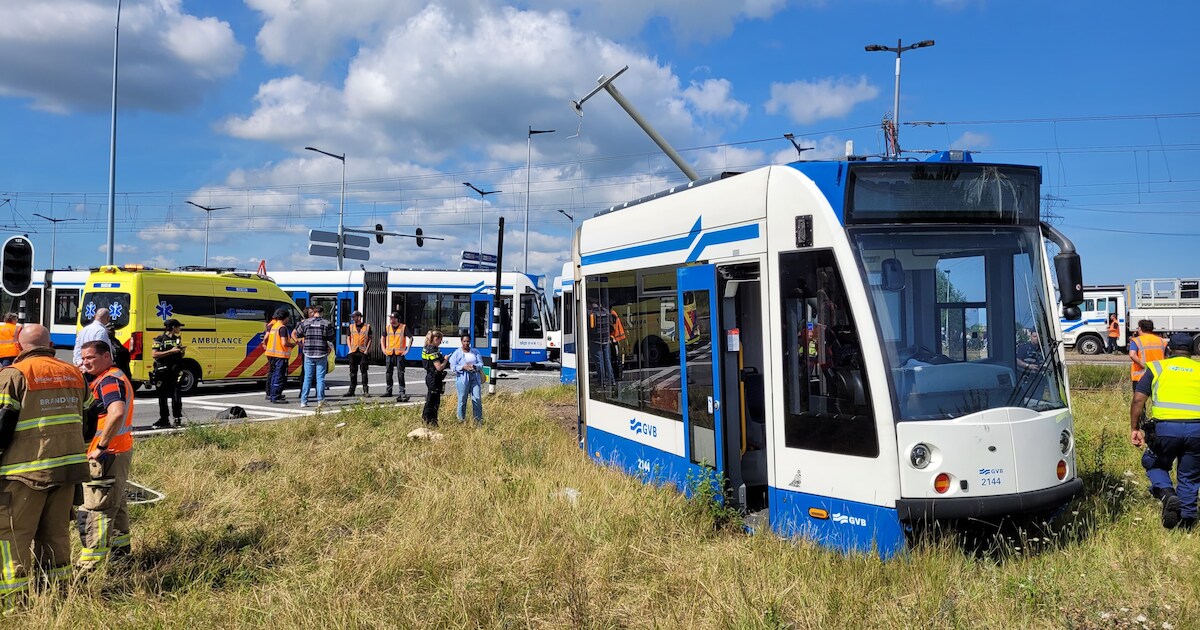 Tram 26 ontspoord op IJburglaan door botsing met bestelbus, bestuurder ...