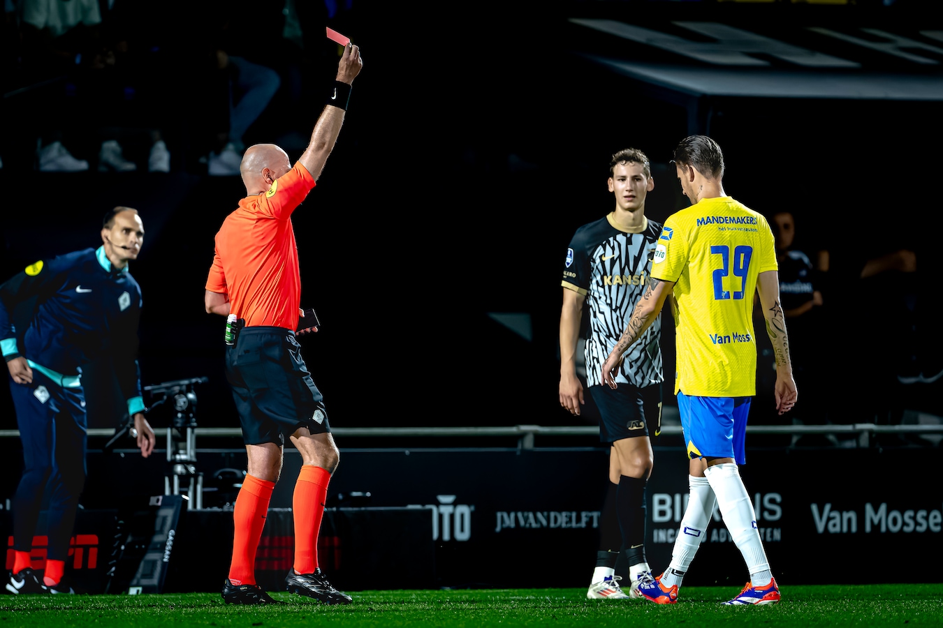 Zes rode kaarten, penalty’s en een afgekeurde goal: een overzicht van ...