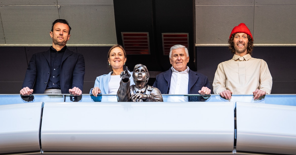 Johan Cruijff op geboorte­dag geëerd met beeld in Johan Cruijff Arena ...