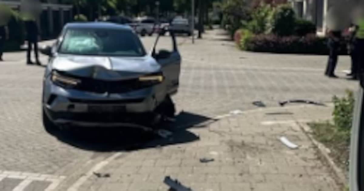 Automobilist slaat op de vlucht na stopteken en crasht tegen andere ...