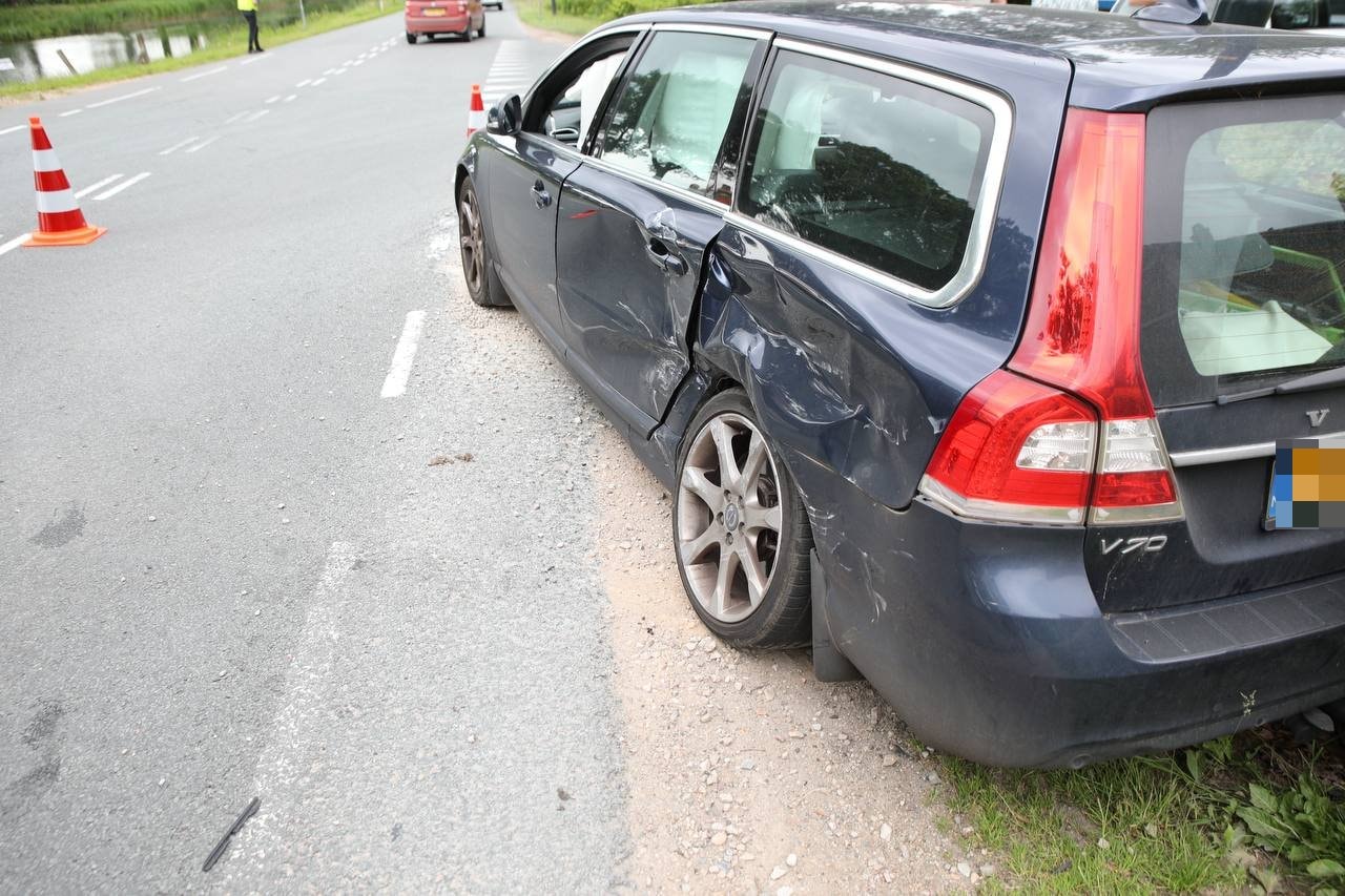 Auto's zwaar gehavend na botsing op Kanaal Zuid in Loenen | Foto | AD.nl