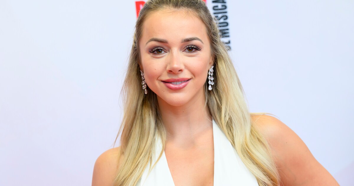 Emma Heesters toont romantische hotelkamer in opvallend jumpsuit en ...