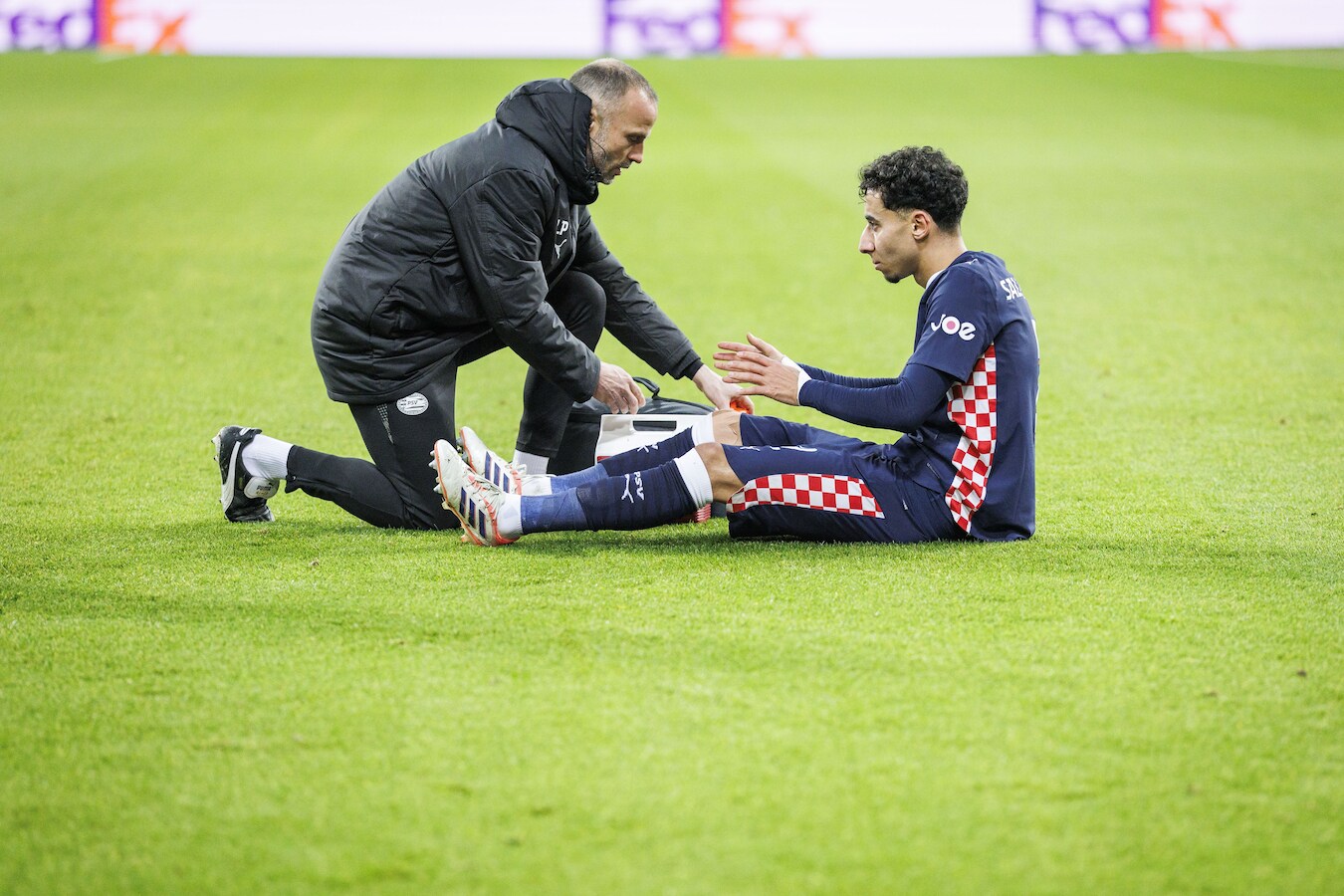 Belabberde avond voor PSV: uitschakeling dreigt na kansloze nederlaag ...