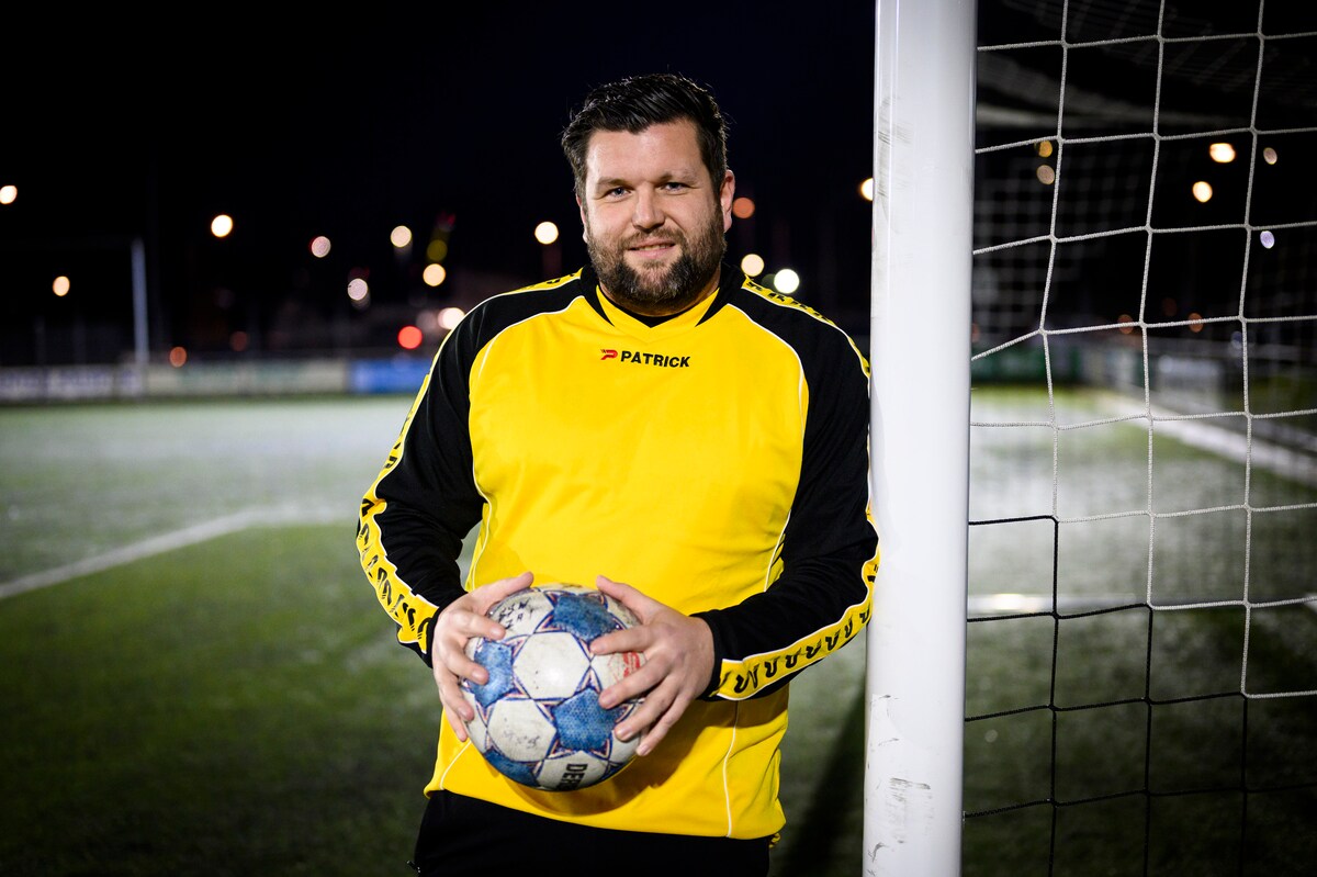 Lowie Holzken valt in als keeper bij SSW en stopt penalty: ‘Als Pip me ...