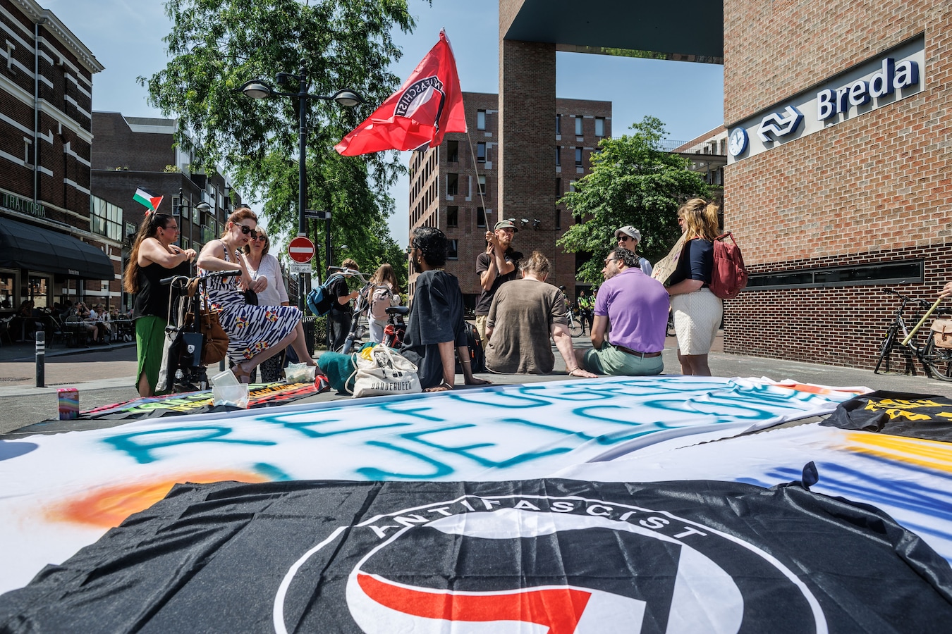 Demonstratie tegen azc in Breda trekt ook tegendemonstranten, sfeer ...