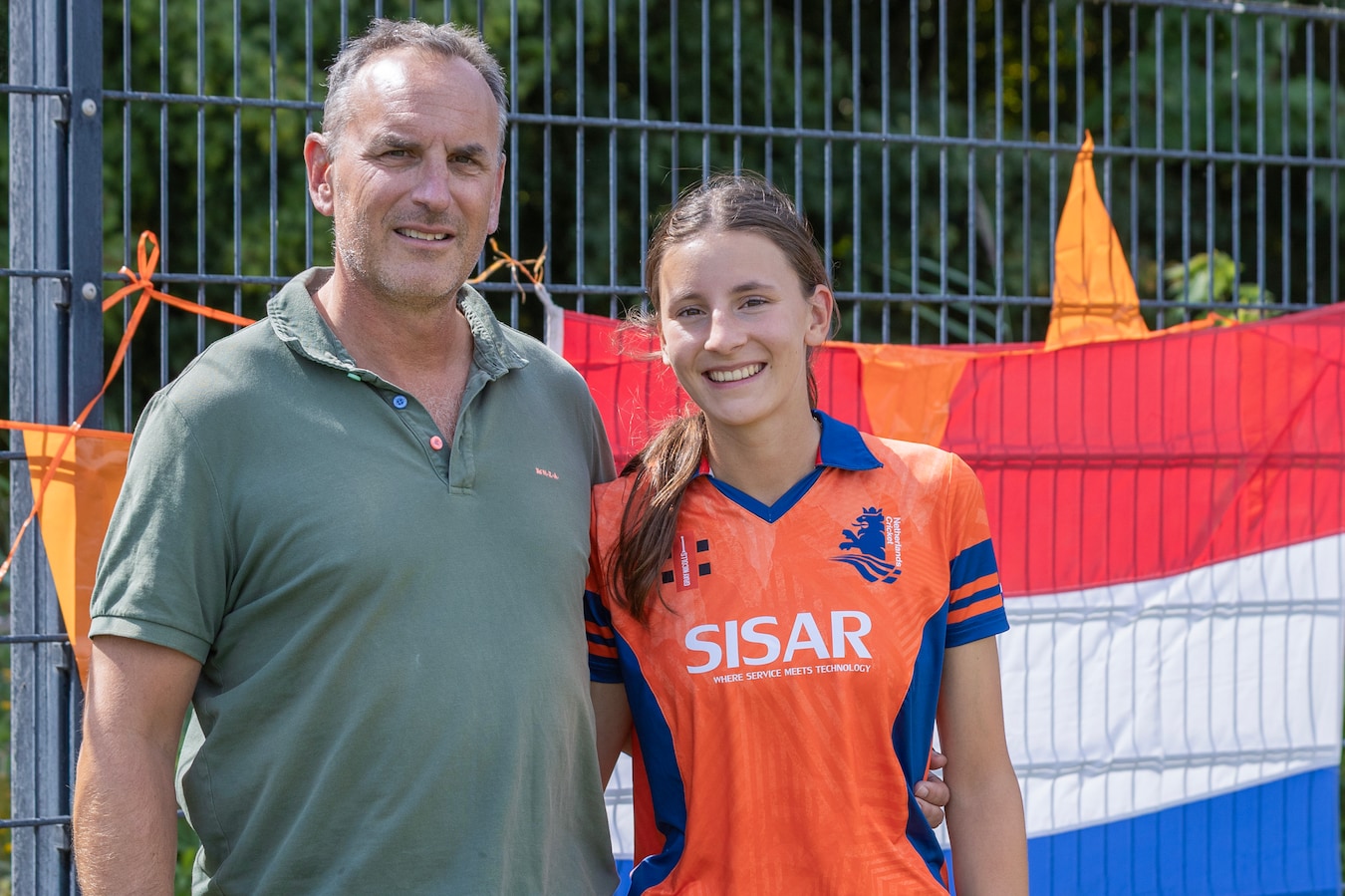 Lara is de derde generatie van haar familie in Oranje: ‘Opa heeft de ...