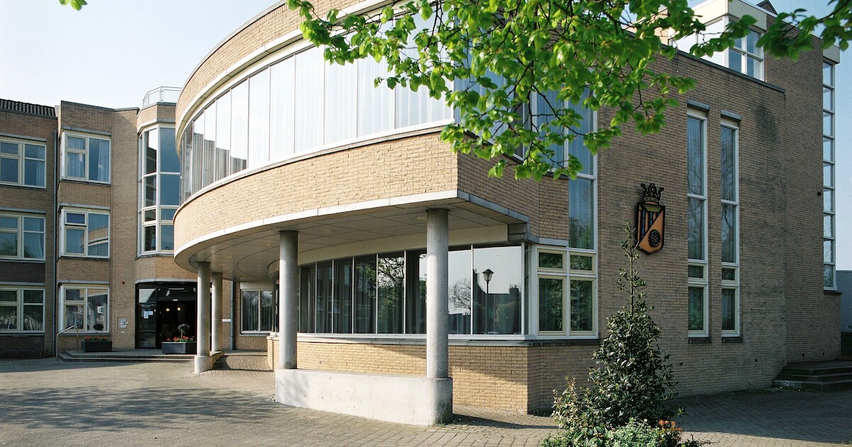 Professor Bart Wallet geeft vrijheidscollege in Hardinxveld-Giessendam ...