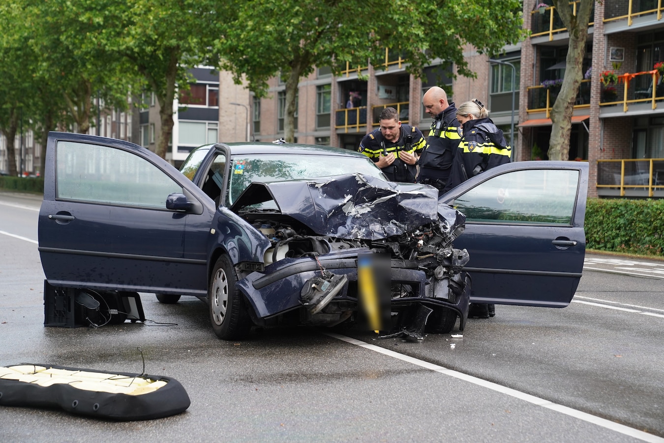 Auto en autohoogwerker botsen frontaal in Den Bosch, twee gewonden naar ...