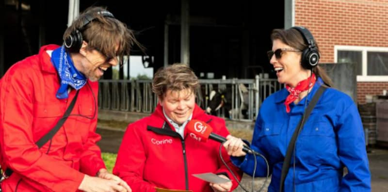 Rode bus van Qmusic rijdt erf op, boerin Corine weet meteen: dit wordt ...