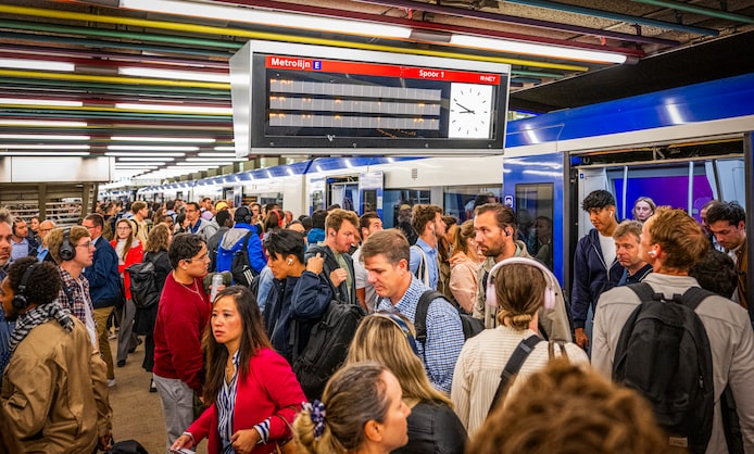 RET zet extra metro's in tussen Rotterdam en Den Haag na klachten over ...