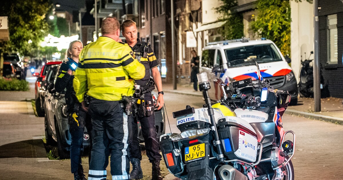 Bestuurder van scooter rent weg en springt schutting over, nadat ...