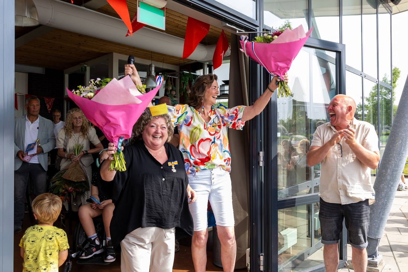 Koninklijke onderscheidingen voor vrijwilligers in Waarland | Foto | AD.nl