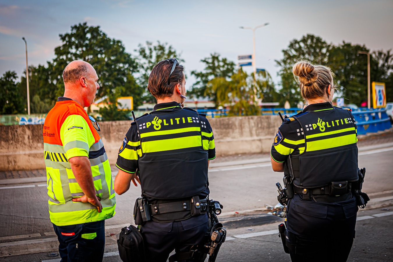 Automobilist gewond door harde klap tegen betonblok op rotonde in Sint ...