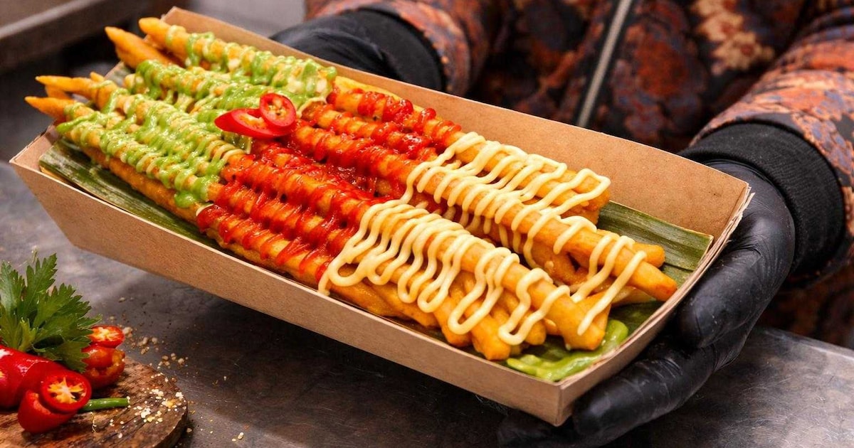 Bij deze Javaanse snackbar in Zoetermeer bestel je frietjes van 30 cm ...