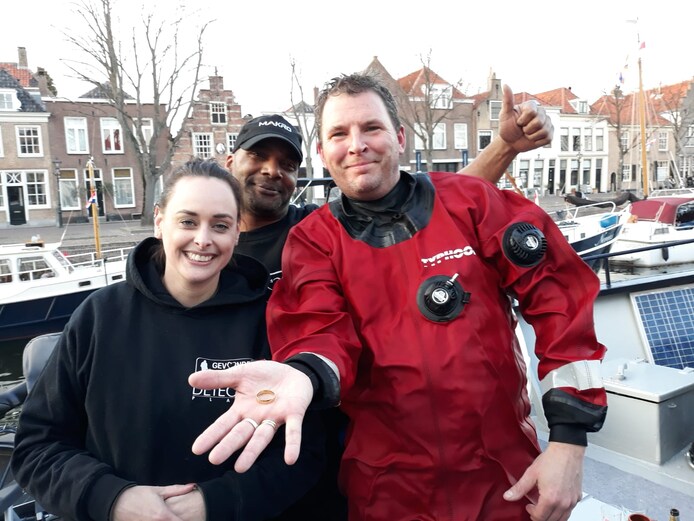 Duikers vinden in Brielse haven gevallen ring terug | Voorne-Putten | AD.nl