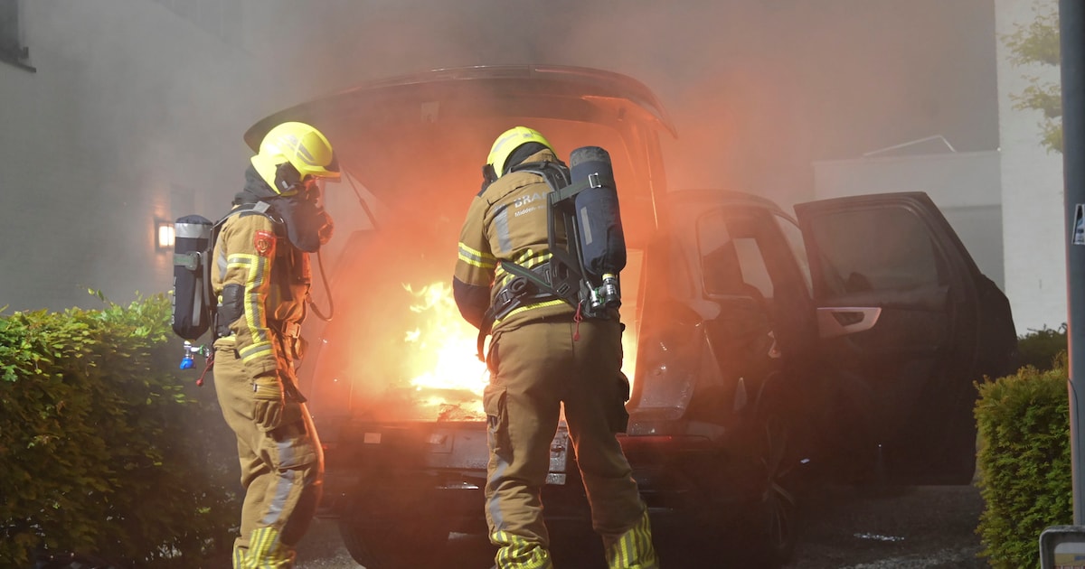 Elektrische auto vliegt in brand in Breda, brandweer blust vuur met ...