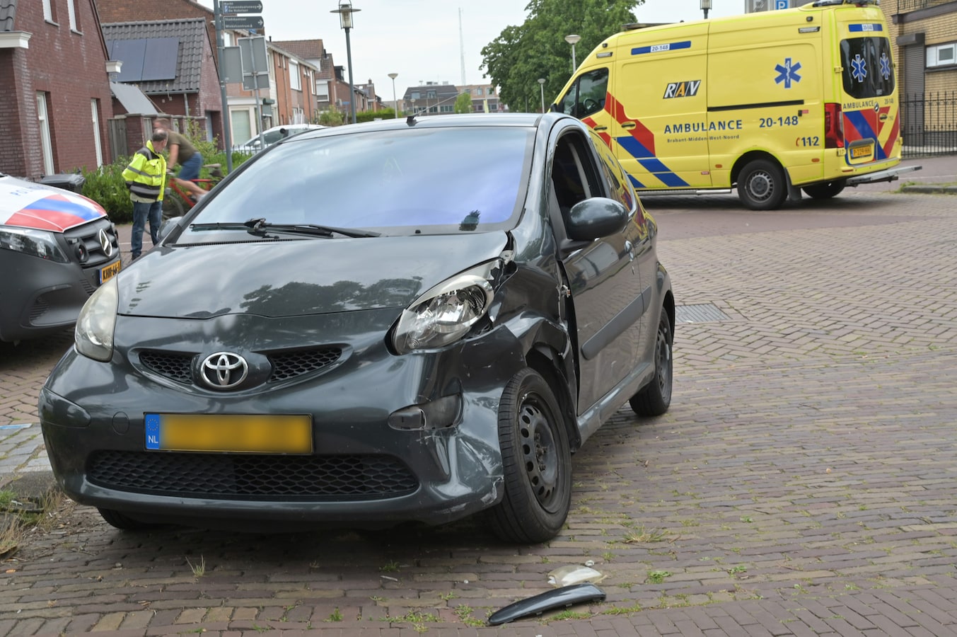 Mercedes beschadigd bij botsing met andere auto in Etten-Leur ...