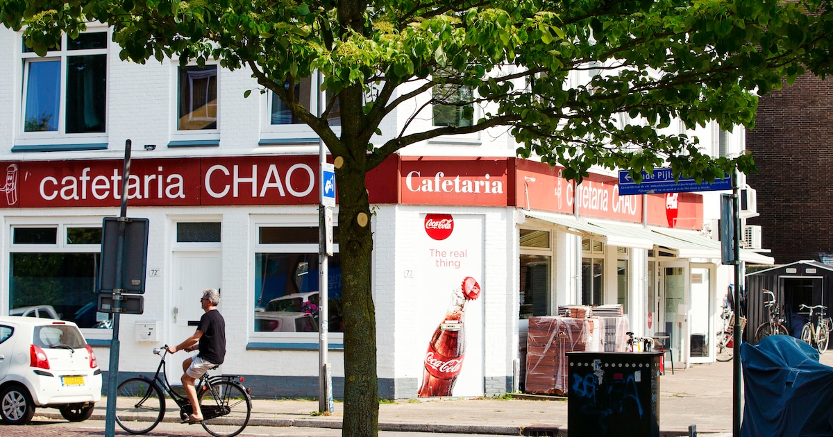 Snackbarmedewerker sluit overvallers op en gooit stoel naar ze als ze ...