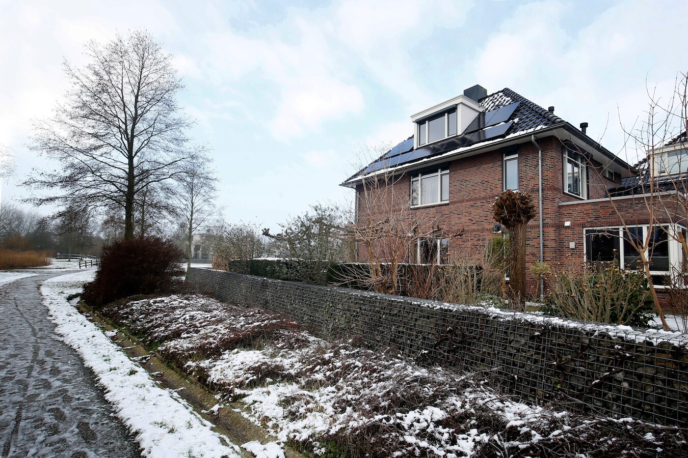 Lianne en Kees staan vanaf hun moderne villa zo op een dijk aan de ...