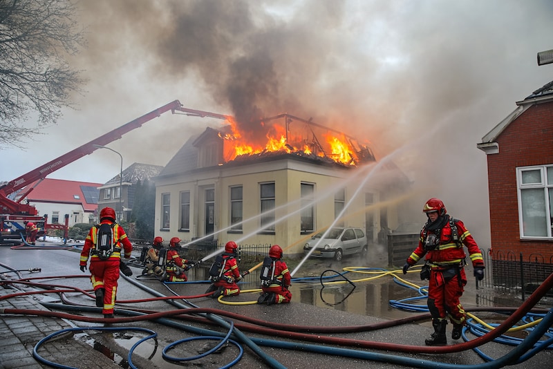 Grote brand in woning in Beerta, zwarte rookwolken trekken over dorp ...