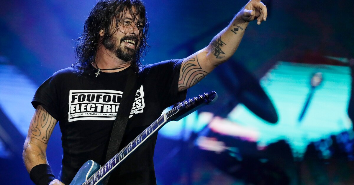 Dave Grohl betreedt podium bij optreden Wet Leg op Coachella om te ...