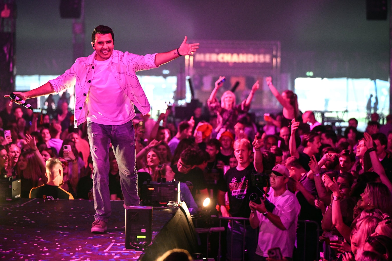 Bruins Dak d’r Af is terug met biertowers, Jan Smit en Snollebollekes ...
