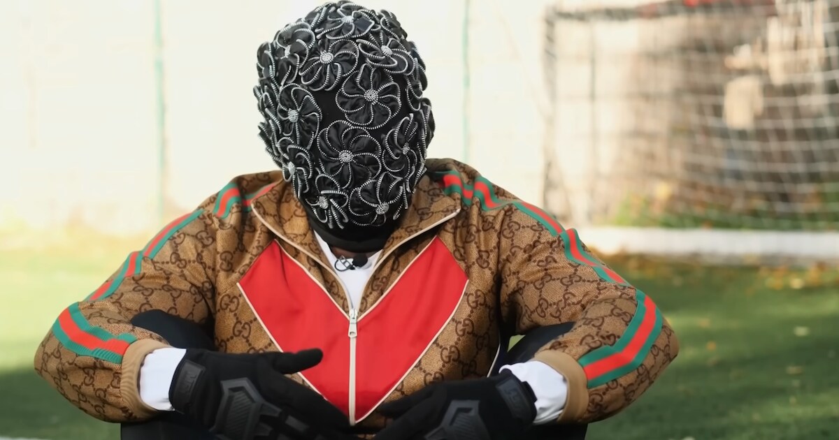 Mysterieuze rapper scoort hit, maar niemand weet wie hij is | Show | AD.nl