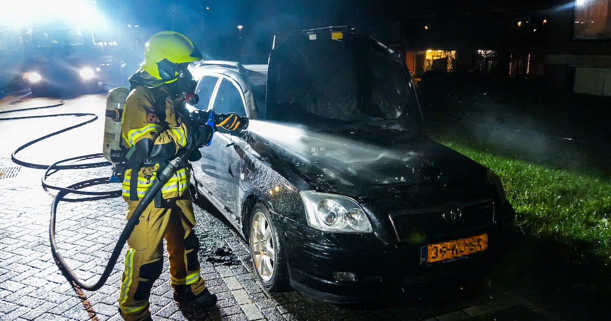 Brand onder motorkap van auto op Noorder Kerkedijk in Rotterdam | 112 ...
