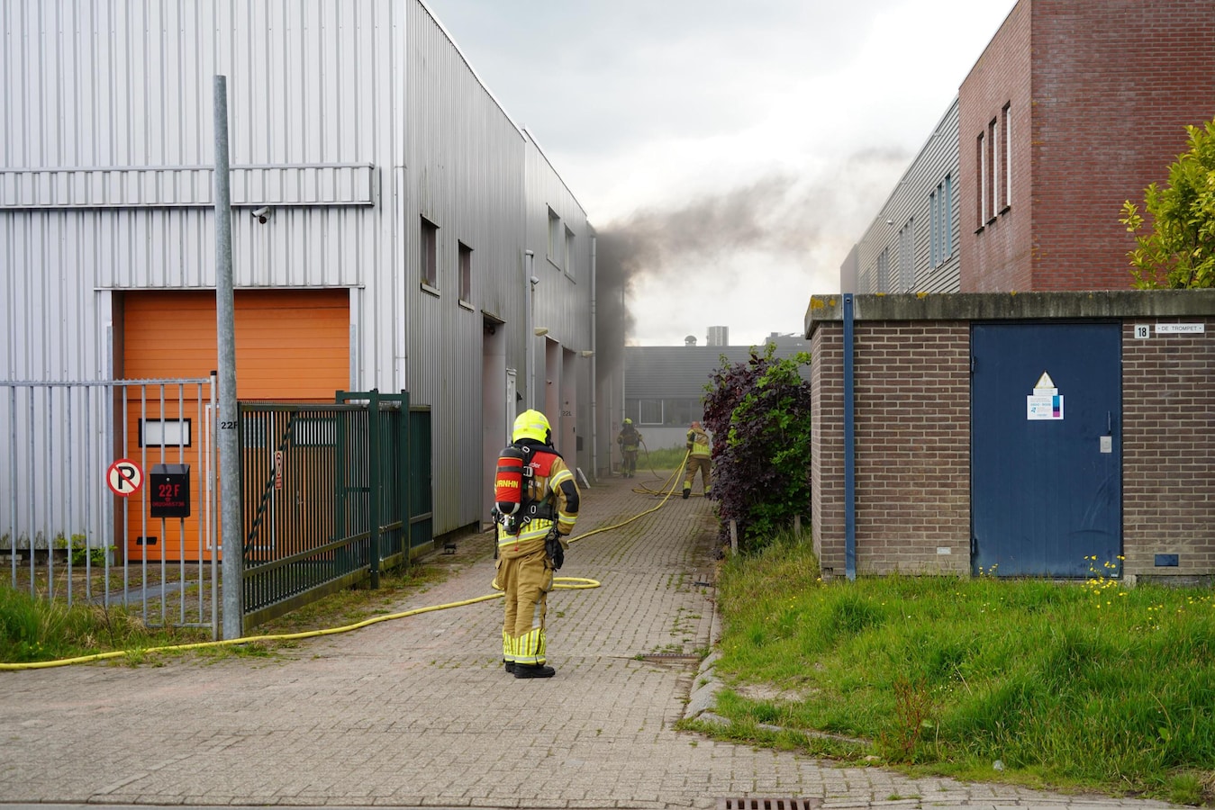 Rook slaat uit bedrijfsverzamelgebouw door flinke brand in Enkhuizen ...