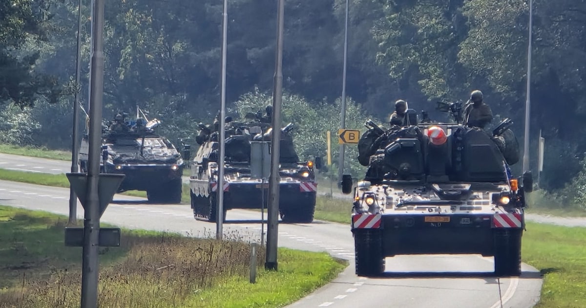 Foto’s | Lange colonne van militaire voertuigen en zelfrijdende ...