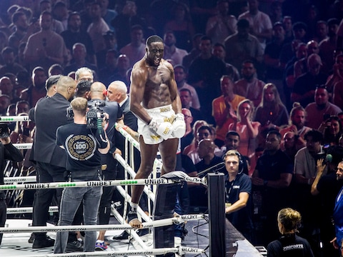Spectaculaire knock-out: Mory Kromah plant knie op het hoofd van ...