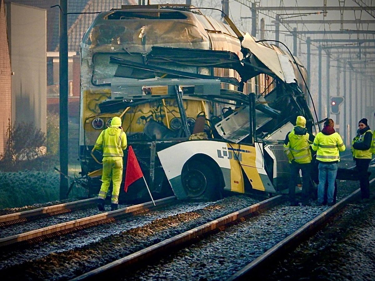 Trein ramt bus op Belgisch spoor: chauffeur kan passagiers op tijd ...