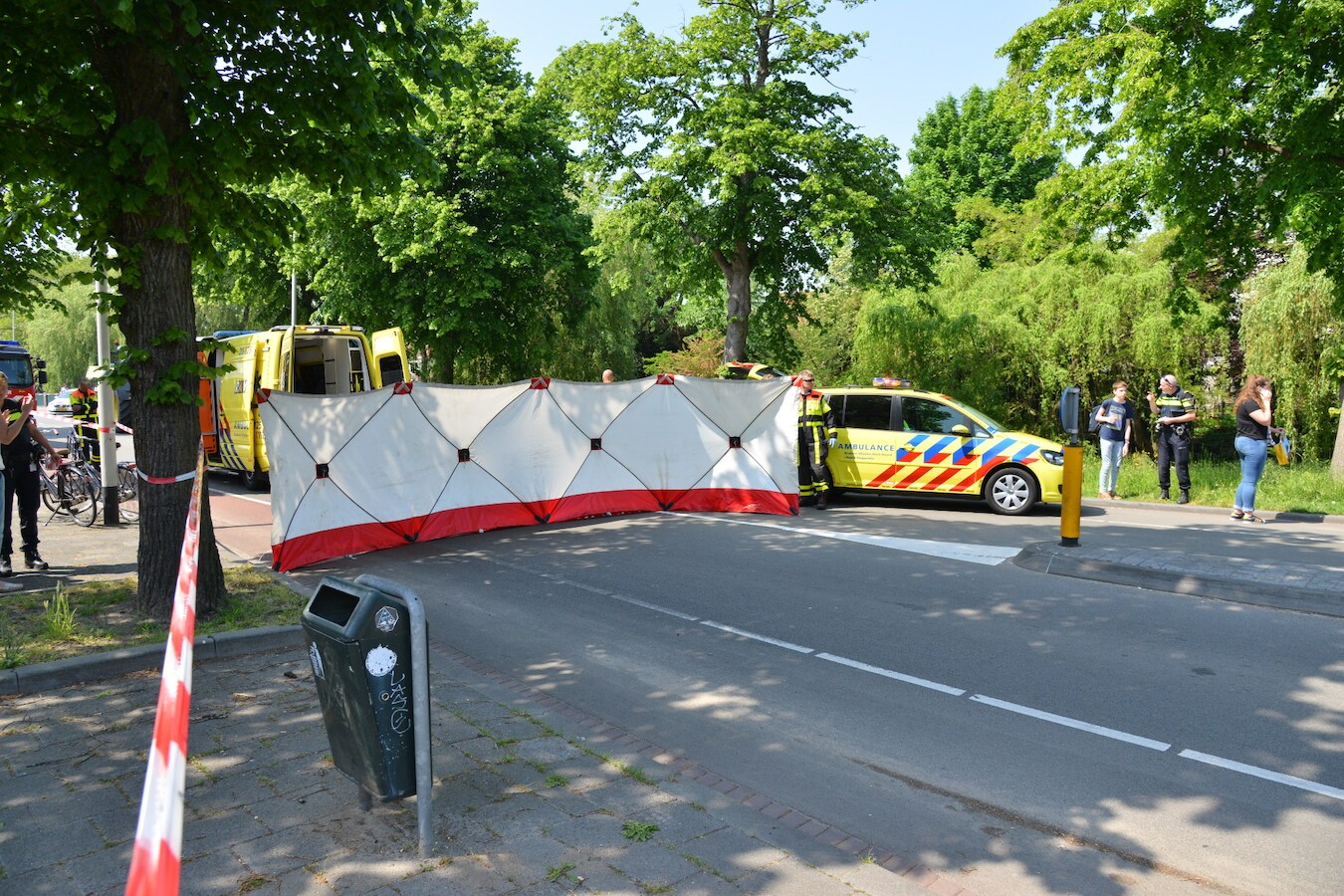 Vrouw verleent eerste hulp na ernstige aanrijding jonge fietser met ...
