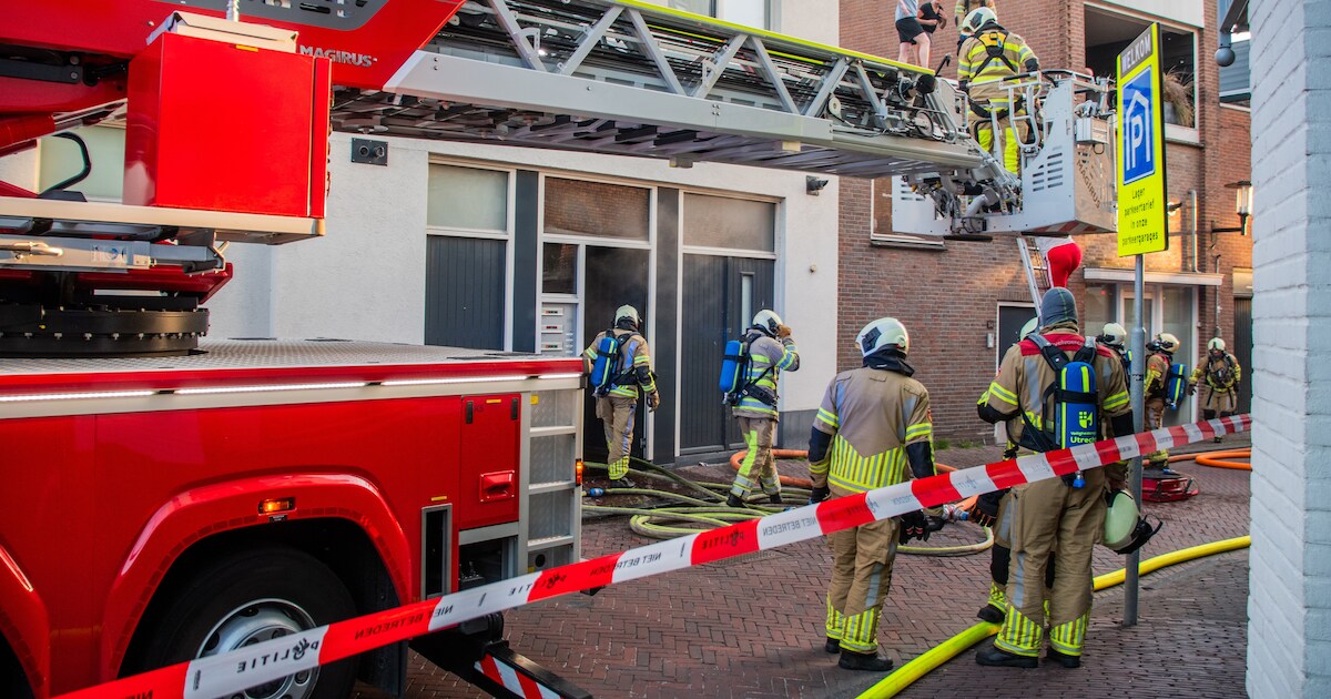 Brand in oud pand in binnenstad, brandweer redt bewoners van dak - Oozo.nl