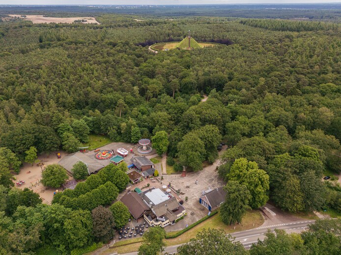 Nadat jongetje door wolf is meegesleurd, zijn bezoekers bos bij ...