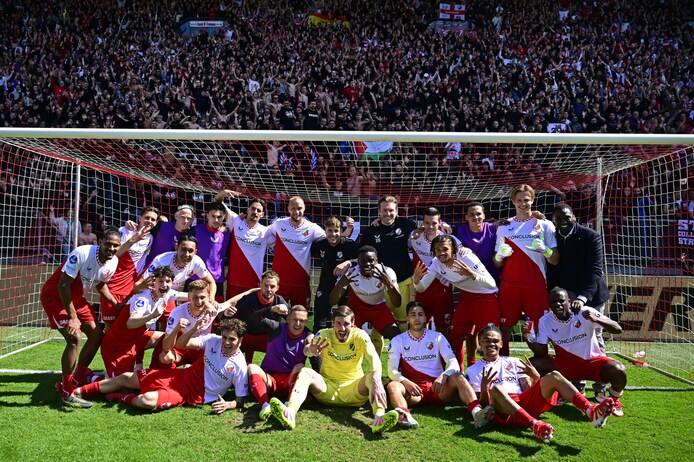 Volksfeest in Utrecht na historische zege op Ajax: 'De club lééft, dat voel je aan alles' | FC ...