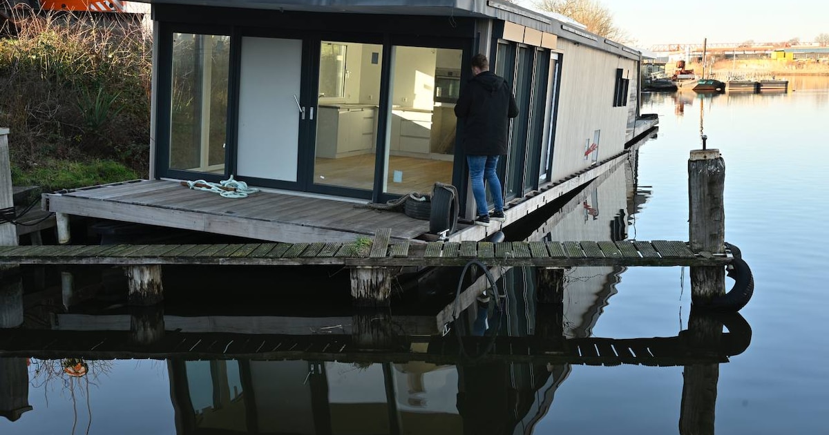 Woonboot in Enschedese haven dreigt te zinken, brandweer aanwezig ...