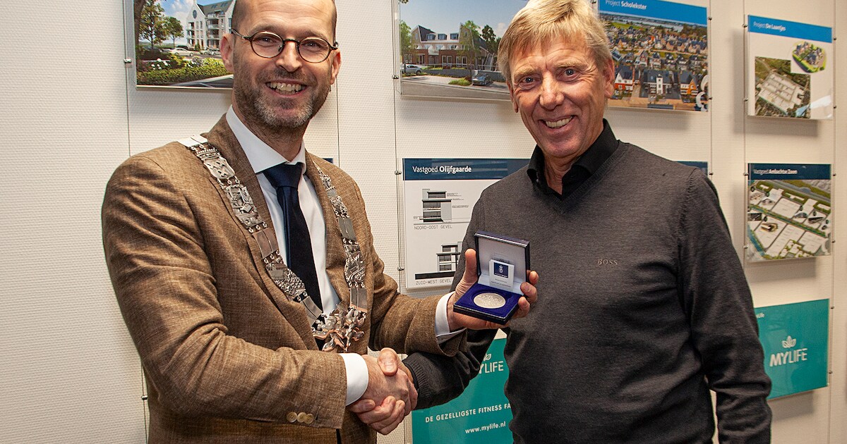 Arie Van Wingerden ontvangt erepenning van Hendrik-Ido-Ambacht | Hendrik-Ido-Ambacht | AD.nl