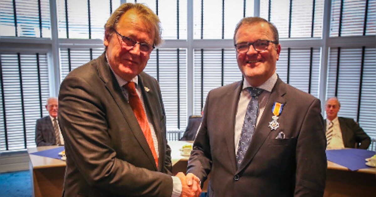 Burgemeester Korendijk Servaas Stoop is 'Ridder in orde van Oranje ...