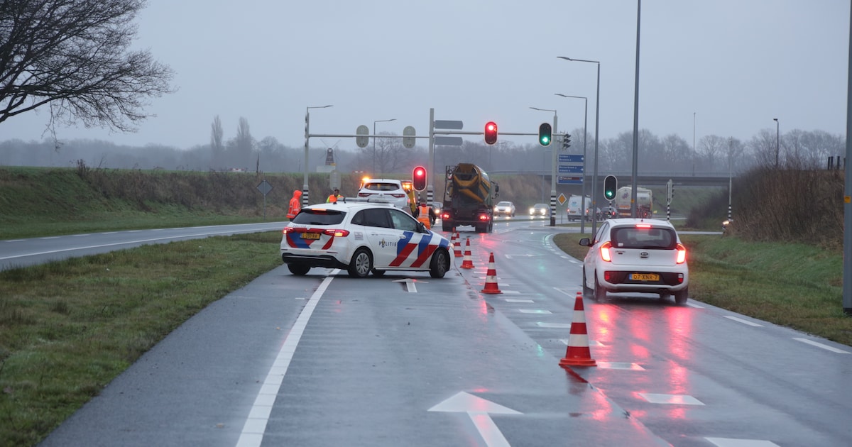 Drie auto's botsen op elkaar op N346 bij Delden, bestuurders komen met schrik vrij | Hengelo | AD.nl