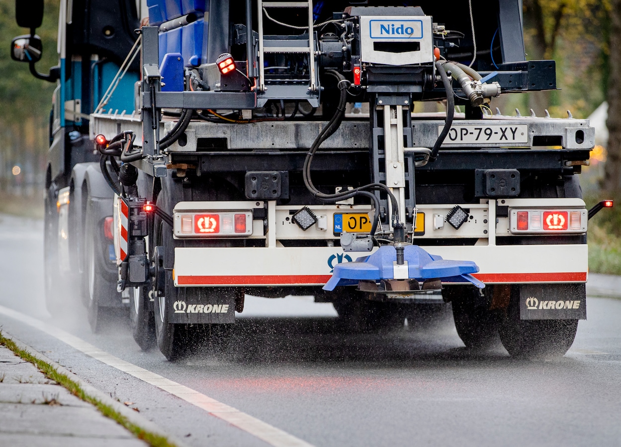Maasgouw strooit zout tegen hitte | Foto | AD.nl