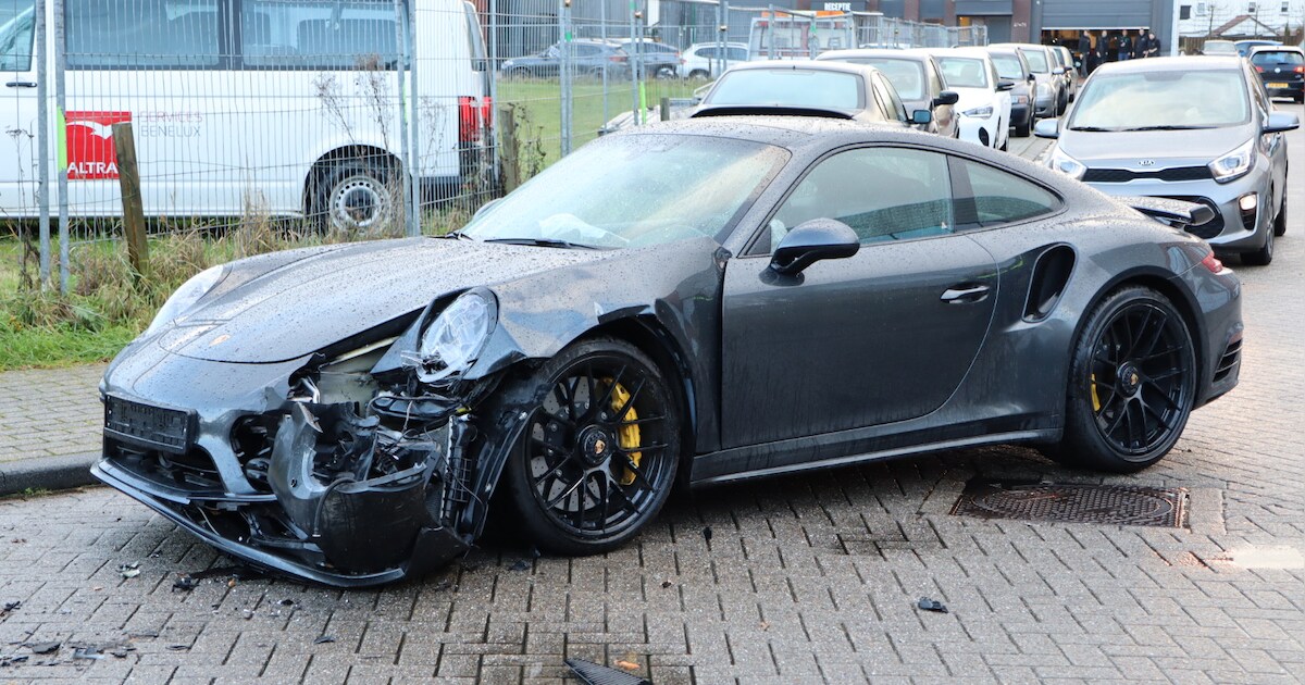 Porsche in de kreukels door botsing in Loon op Zand, vermoedelijk ...
