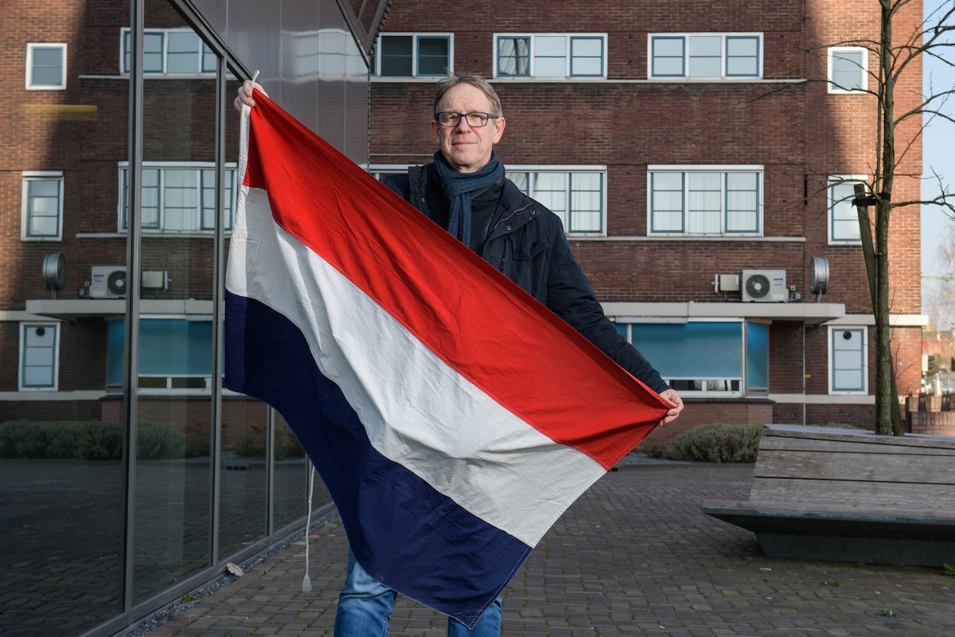 75 jaar later wappert hij weer, de bevrijdingsvlag van Stork | Foto | AD.nl