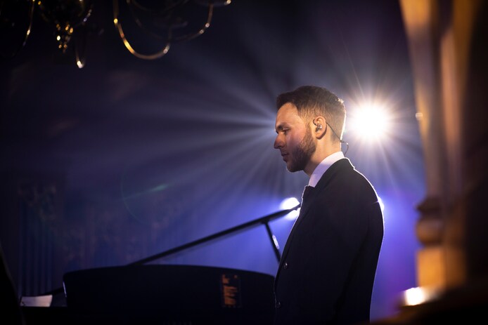 ‘Stiknerveuze’ dj Sefa geeft spectaculair optreden in kerk: ‘Ik vond ...