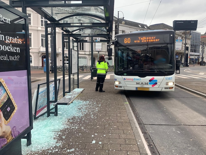 Bus ramt bushokje in hartje Arnhem: opnieuw veel glasscherven | Arnhem ...