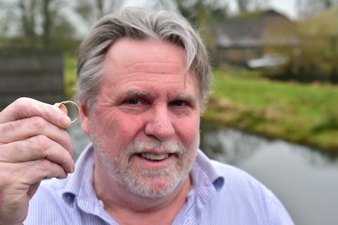Trouwring van Peters overleden vader valt in het water: hij is in ...